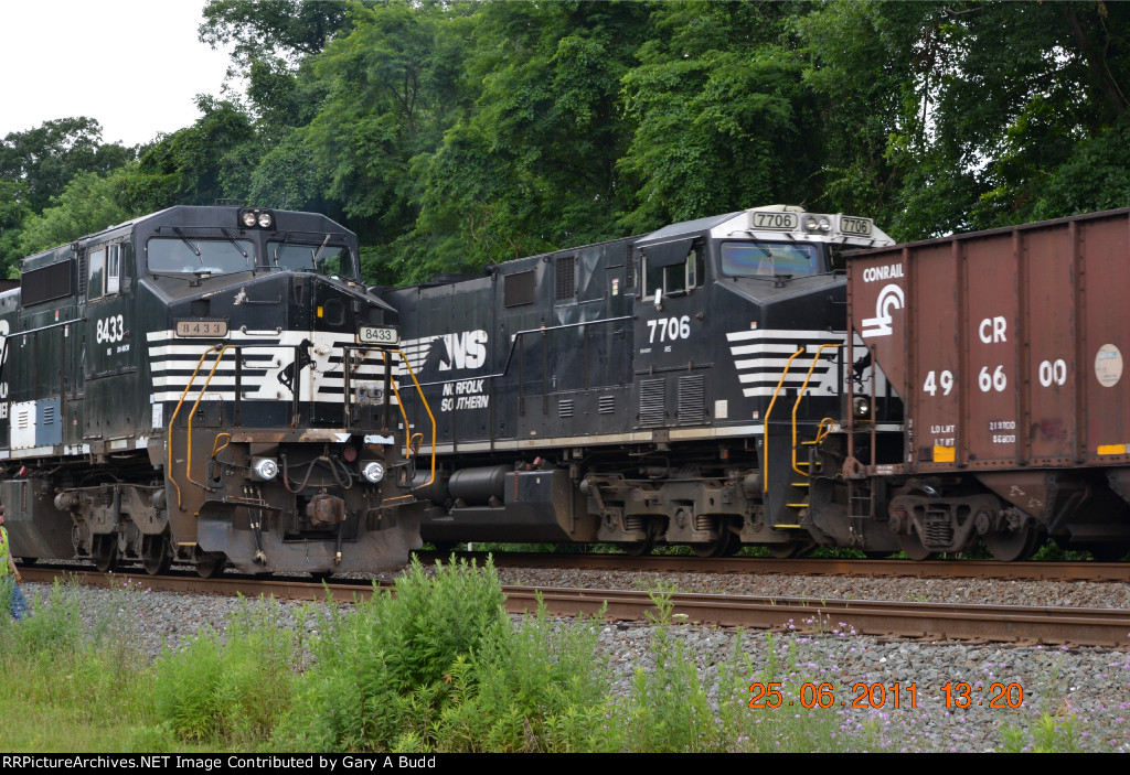 NORFOLK SOUTHERN D8-40CW 8433 MEETS NS ES40DC 7760
